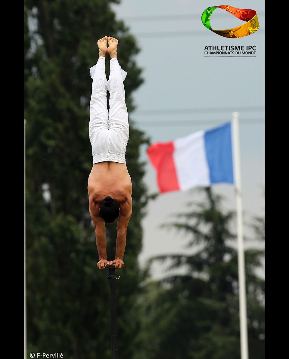 CHINESE POLE - HANDSTAND